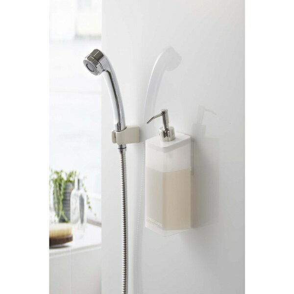 フィルムフックで壁面に浮かせて収納できるから、底がぬめらず衛生的そのままポンプも押せます。壁面のフックにかけるだけ蓋が外れるので、詰め替えが簡単