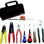 ■電気工事士技能試験を受験するための基本工具+JIS C-9711適合品の圧着工具（リングスリーブ用）のセットです。■多機能なVA線ストリッパーで切る、測る、剥く、のの字曲げの作業が効率よくできます。■マイナスドライバーは先端5.5mm幅で...