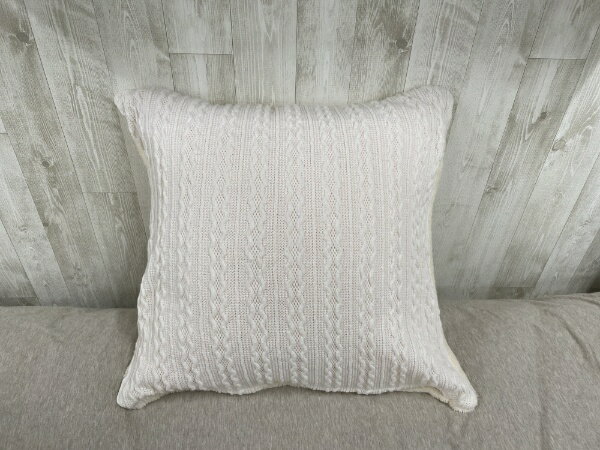 ニット風の座布団カバーです。■あたたかみのあるカバーです。表面はニット、裏面はふわふわのフランネル生地を使用しています。