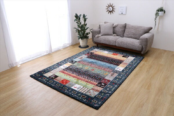 大自然の風景を描いたような色鮮やかなデザインのカーペットです。■耐久性の高いウィルトン織りのカーペット！家の中でも靴を履いて生活するヨーロッパで、土足で扱うことを前提として作られておりますので、長時間踏みつけてもヘタリにくく、弾力性もあり長...