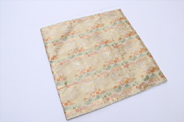 いざという時の為に用意しておきたい座布団カバー！お彼岸やお盆、ご法要など、おもてなしする慶弔用としてご用意しておきたい格調高い御前座布団カバーになります。■金襴（きんらん）生地を使用した高級感ある座布団金襴（きんらん）とは、金糸で紋様を織り...