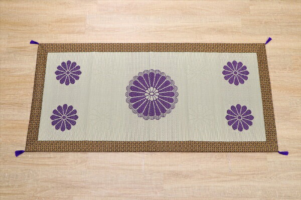 厳かな菊の文様と金の刺繍が高級感漂う、い草の御前ゴザになります。■より多くのたて糸を使い色を織り分ける袋織折れ曲がりが複雑なので、長さのあるい草を使用しないと切れてしまいます。経糸が密なので、しっかりとしていて破れにくいのが特徴です。■い草...