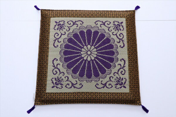 厳かな菊の文様と金の刺繍が高級感漂う、い草の御前座布団になります。■より多くのたて糸を使い色を織り分ける袋織折れ曲がりが複雑なので、長さのあるい草を使用しないと切れてしまいます。経糸が密なので、しっかりとしていて破れにくいのが特徴です。■い...