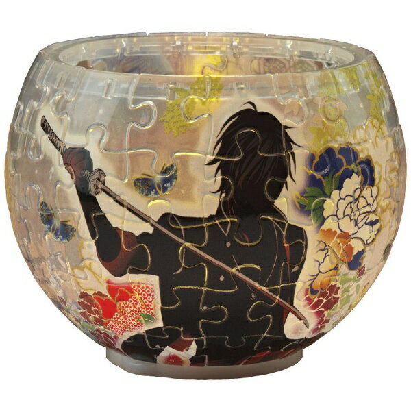 『刀剣乱舞』のランプシェードパズルが登場！！パズルを組み立てると、刀剣男士のシルエットに季節の花鳥風月を配った和モダンデザインのランプに。晩春初夏の花草に大倶利伽羅が映え、ゆらめく優しい光があなたの大事な空間を静かに照らします。専用のLED...