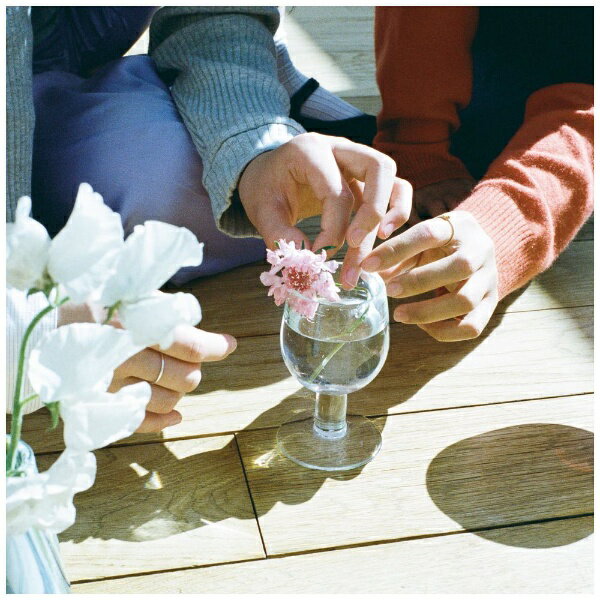 一聴して心を掴む伸びやかで切実な歌声と、キャッチーで陰影のあるメロディ。悲喜交々が横たわる生活をまっすぐに見据え、鮮やかな言葉としなやかなバンド・アンサンブルは鋭利で優しく、瑞々しく躍動する！情感豊かなオルタナティブ・ロックをいま、誰よりも...