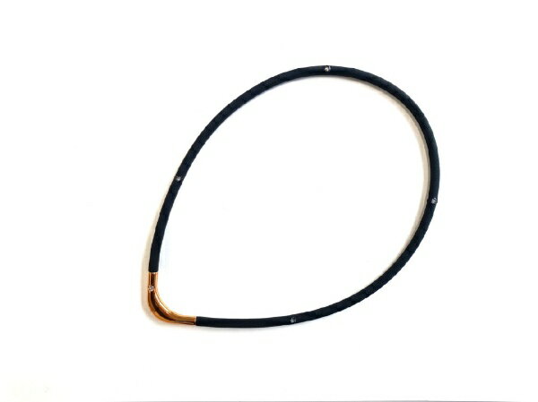 多くの人が悩んでいる肩こりを、磁気のチカラで改善！首周りに沿って配置された4つの強力な磁気が首・肩を包み、血行を改善。固くなった装着部位のこりを改善します。メタリックなV字のトップにクリスタルをワンポイント配置。オシャレに着用できるデザイン...