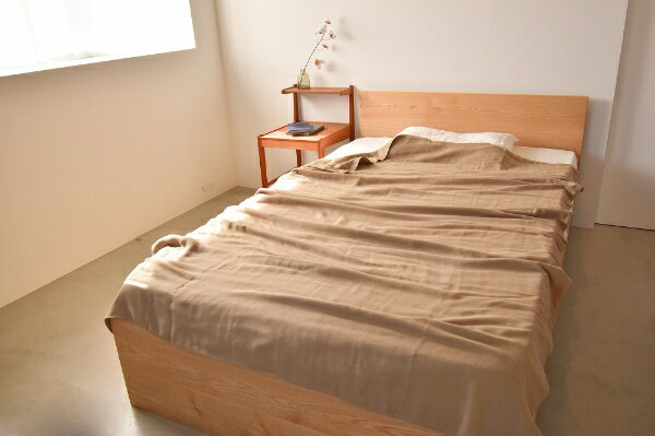 和さらし加工を施したガーゼで、ふんわりと優しい手触りのガーゼケット。洗うたび生地のボリュームがアップし使い込むほどくたっと感が出ていろんなガーゼの表情が楽しめます。吸水性も良いので、汗や水をさっと吸い取ってくれます。ふだん使いにも、ちょっと...