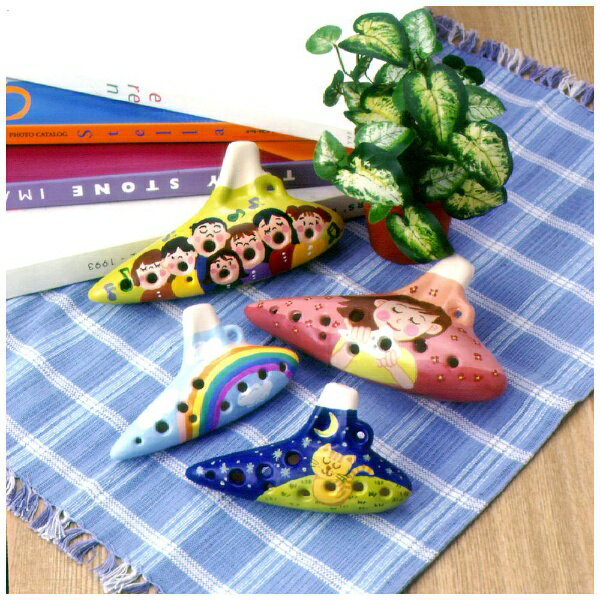 そのまま自由に彩色すればオリジナルのオカリナができ、すぐに演奏できます。着色には、クレヨン、色鉛筆、水性あるいは油性の絵具を使用可能ですが、拭き口の仕上げには透明ニスでコーティングしてください。