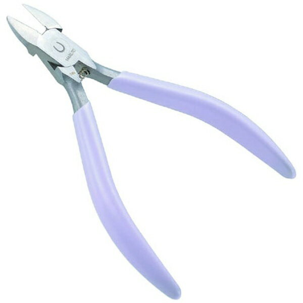 多くのネイリストが愛用するプロフェッショナル仕様のネイルニッパーです。 抜群の切れ味でデリケートな爪も優しくお手入れでき、切った断面は驚くほど滑らかに仕上がります。滑りづらく安全な樹脂グリップ。