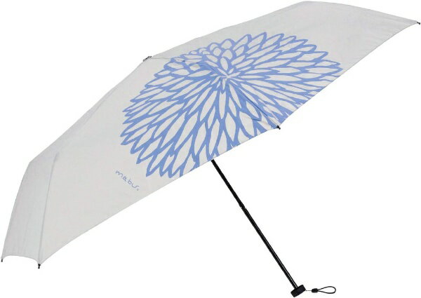 雨・晴・風にオールマイティな1本ワンポイントのフラワーデザインが目を引く、丈夫な構造の折りたたみ傘。軽くて丈夫なポリカーボネート製の受骨が、風を受けるとしなって衝撃に対応します。UVカット加工で、雨・風・晴マルチに活躍。
