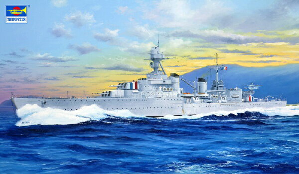 フランス海軍の軽巡洋艦 マルセイエーズが新金型で登場水面から乾舷までが高い独特な艦形はスライド金型を使用。主砲塔や水上機揚収施設等を再現。