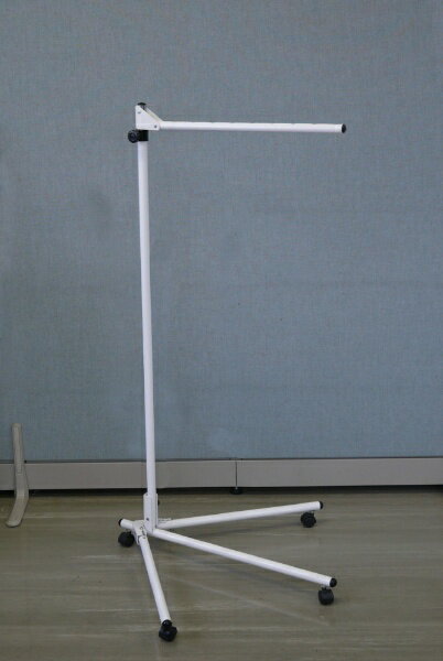 部屋の隅における便利なハンガー部屋のコーナーに合わせて設置出来る高さ調節も可能