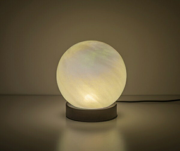 ■LED：消費電力2W/明るさ200ルーメン/3000ケルビン ■電源：USB接続 ■サイズ：W145×D145×H165mm ■材質：シェード ガラス/台座 スチール ■※電球交換はできません。■※AC電源アダプター附属