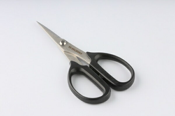 刃物職人こだわりの高級はさみシリーズです。事務から手芸まで幅広く使えます。130mmのショートタイプは、シャープな刃先でペーパークラフトや手芸など●サイズ（約)：130X61X9mm ●重量（約)：38g ●材質：（柄部）ABS樹脂（刃体）...