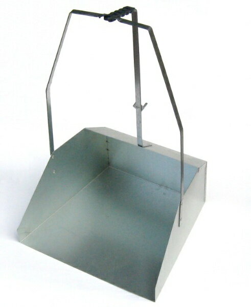 八ツ矢工業の「でかチリ」は、鉄板製の頑丈なチリトリです。大きめサイズで、掃除が効率的に行えます。