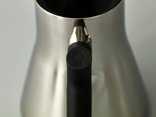 正確なドリップを可能にする注ぎ口Fellowが生み出すケトル特有のグーズネックと呼ばれる注ぎ口。ハイレベルなドリップを実現します。特に細い線のように注ぐことに長けており、狙ったところへ正確にお湯を注ぐことが可能です。持ちやすいバランスハンド...