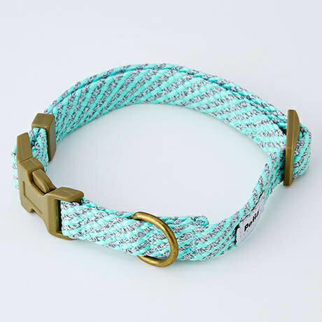 夜のお散歩にぴったりな車などのライトに反射して光る抗菌加工生地を使用した首輪です。ワンタッチバックルを採用しているので簡単に装着することができます。適応種：超小型犬適応体重：〜5kg