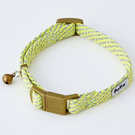 ライトに反射して光る全猫種対応の猫首輪です。力が加わると外れるバックルです。抗菌加工を施した生地を使用し、調節具や鈴にはアンティーク調のおしゃれなパーツを採用しました。鈴付き。