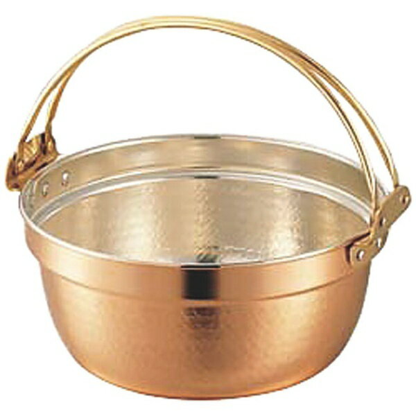 銅は熱伝導率が高く、熱がまんべんなく伝わるので鍋の底にあたる部分と表面に近い部分との間に対流がおき、他の鍋に比べて少ない火力でも調理でき、しかも焦げにくくなるのです