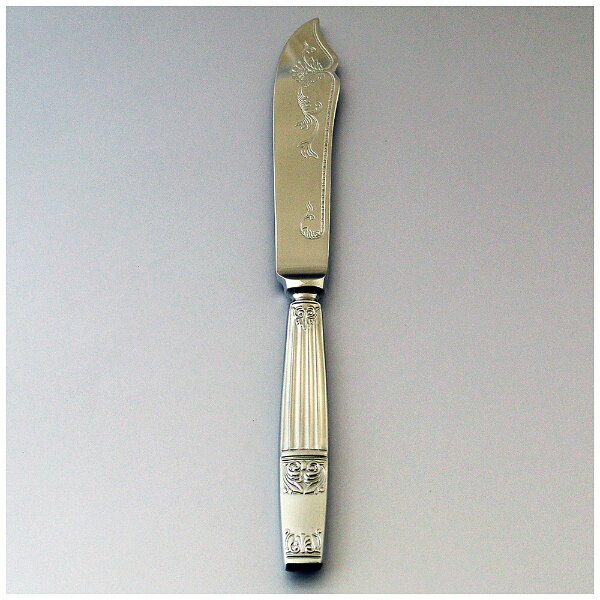 Rockingham〈ロッキンガム〉No.11000STシリーズロッキンガムの彫刻模様は古代ギリシャ神殿の円柱にならったもの。格調高いクラシックデザインは、フォーマルな食卓で一段と豪華な輝きを放ちます。