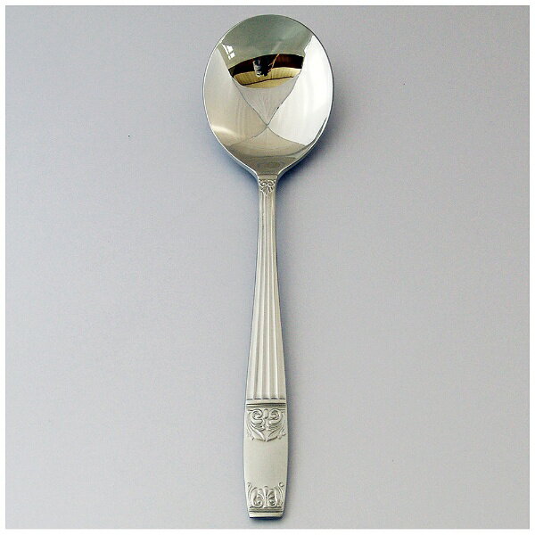 Rockingham〈ロッキンガム〉No.11000STシリーズロッキンガムの彫刻模様は古代ギリシャ神殿の円柱にならったもの。格調高いクラシックデザインは、フォーマルな食卓で一段と豪華な輝きを放ちます。