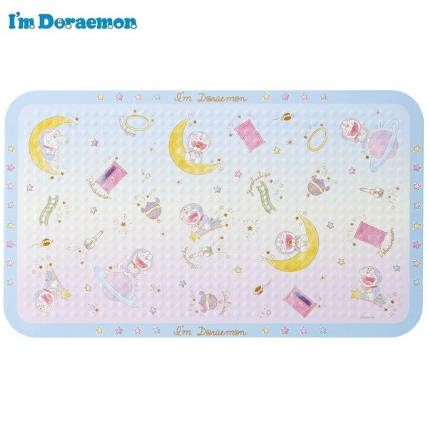 調理台を熱や汚れから守る、アルミ製の耐熱ボード。小鍋やポットのちょっと置きに便利なコンパクトサイズ。軽くて熱に強い、アルミはくを使用しています。場所を選ばず使いやすいサイズです。大きな鍋やフライパンもゆったり置ける大判サイズ。