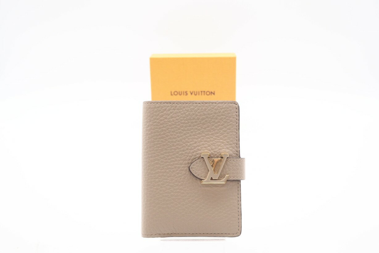■ブランド名 LOUIS VUITTON ルイ ヴィトン ■品名 トリヨン LV ヴェルティカル ウォレット コンパクト ガレ ■シリアル RFID(ICチップ)内蔵の商品のためシリアルナンバーの記載がありません。 ■型番 M82198 ■...