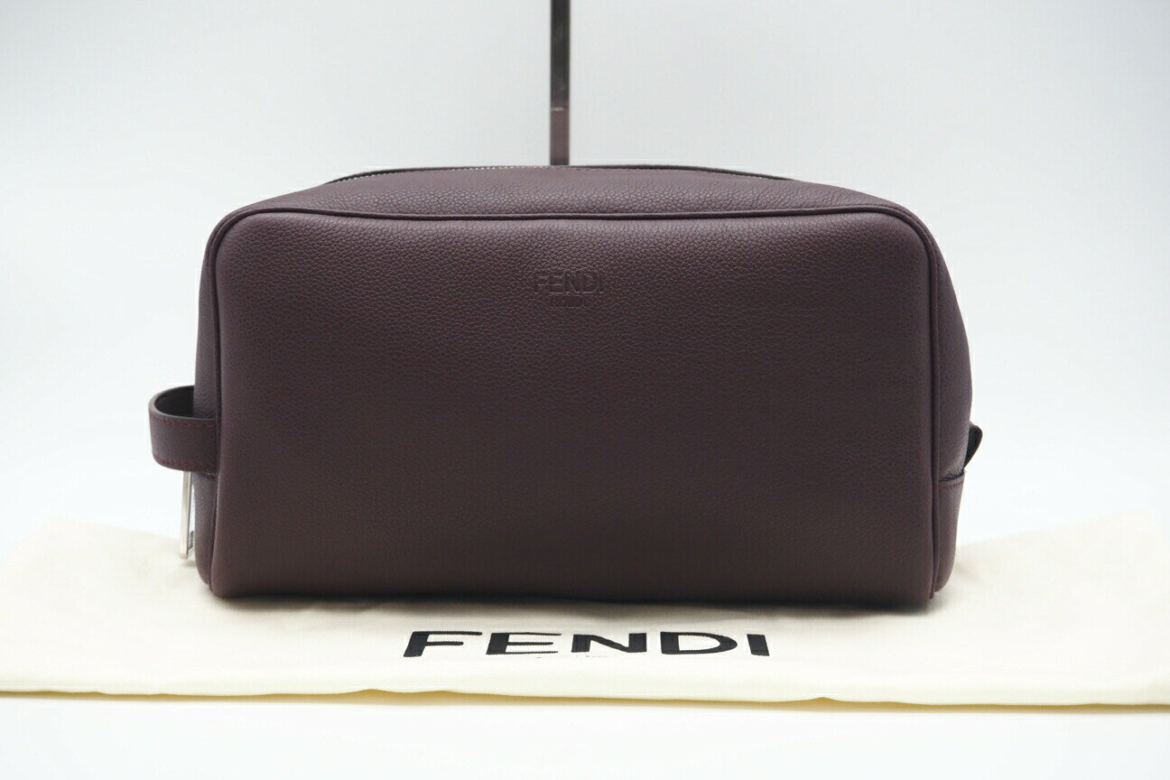 ■ブランド名 FENDI フェンディ ■品名 レザー セカンドバッグ ■シリアル 258-10429 ■型番 7AS378 ■カラー系統 ボルドー ■サイズ W約26.5cm x H約15cm x D約12cm ■重さ 415g ■素材 レ...