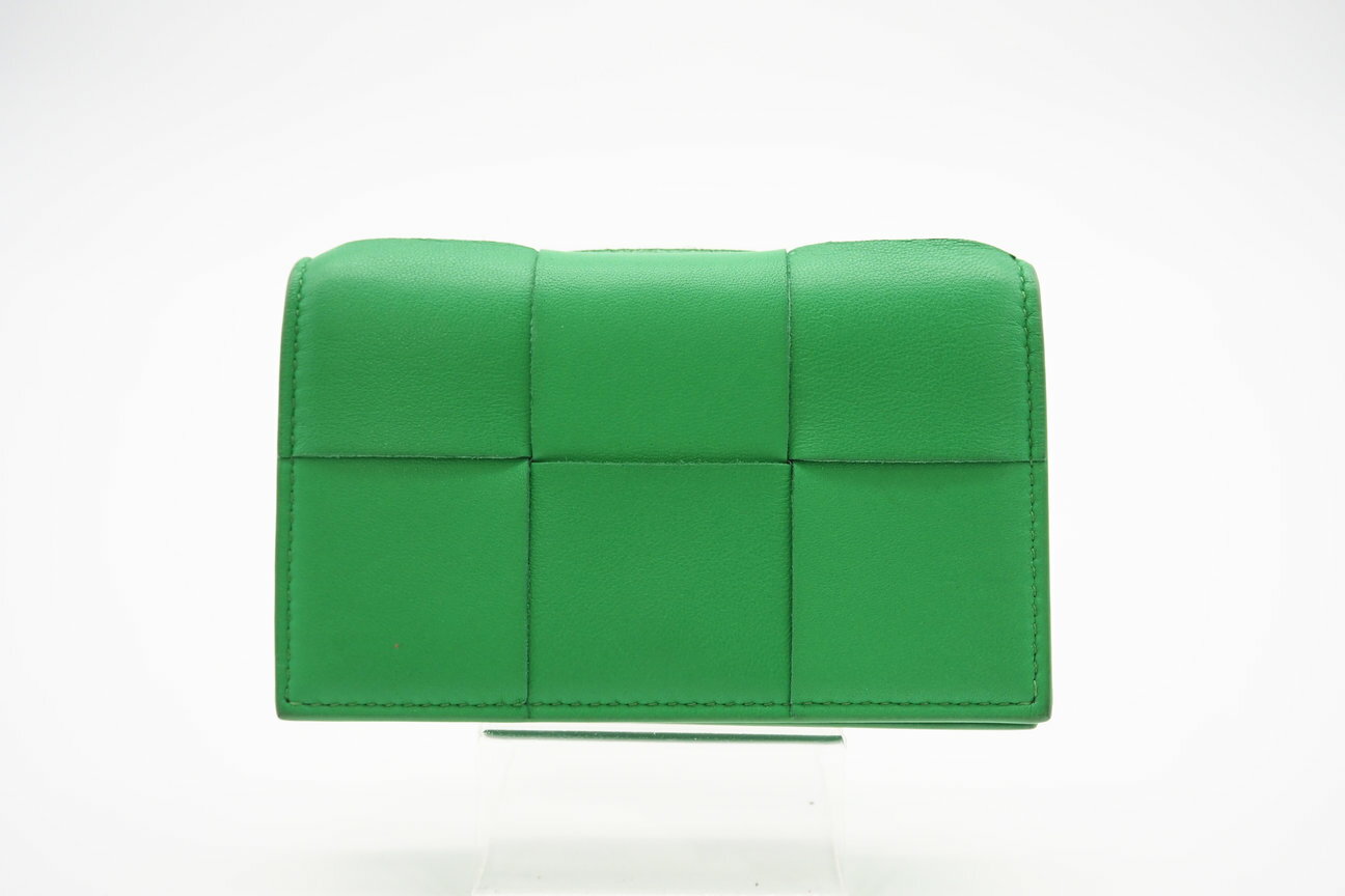 ■ブランド名 BOTTEGAVENETA ボッテガヴェネタ ■品名 カセット レザー カードケース パラキート ■シリアル RFID(ICチップ)内蔵の商品のためシリアルナンバーの記載がありません。 ■型番 748053 ■カラー系統 グリ...