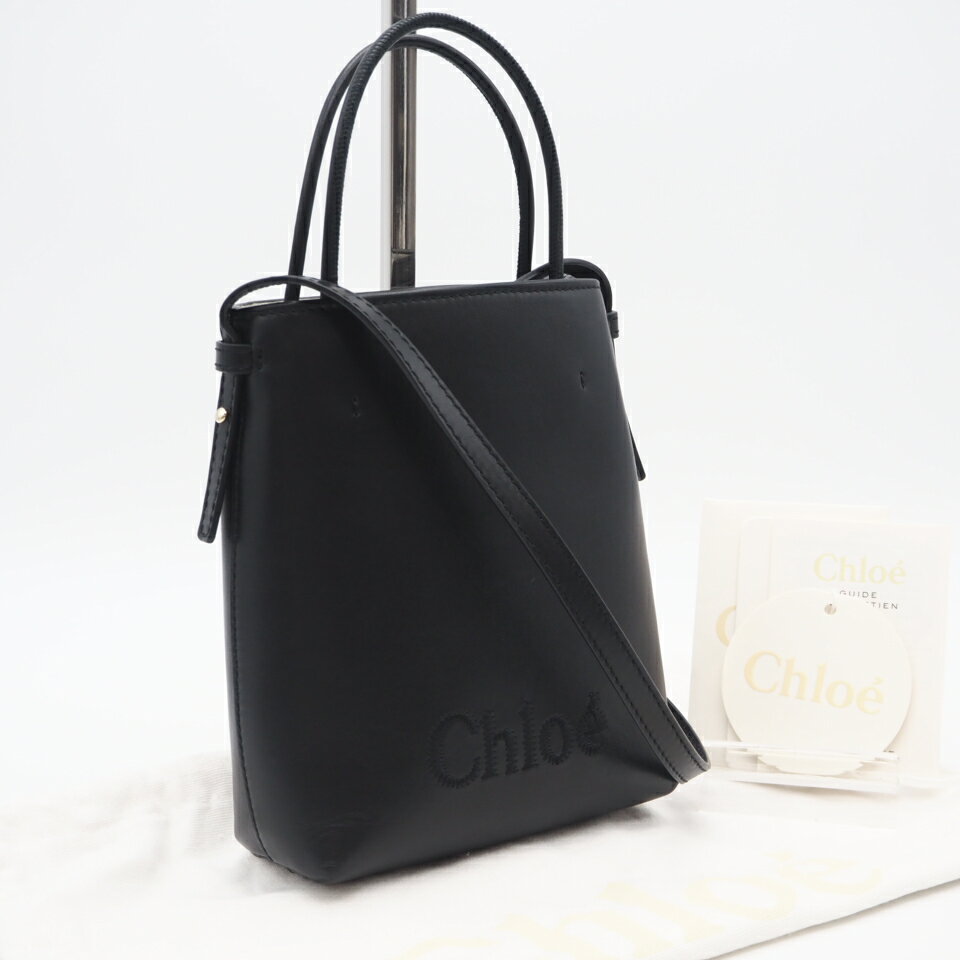 ■ブランド名 Chloe クロエ ■品名 センス マイクロトート ハンドバッグ ■シリアル F0KFB1 ■型番 CHC23UP873I10 001 ■カラー系統 ブラック ■サイズ W約15cm x H約18.5cm x D約6.5cmハ...