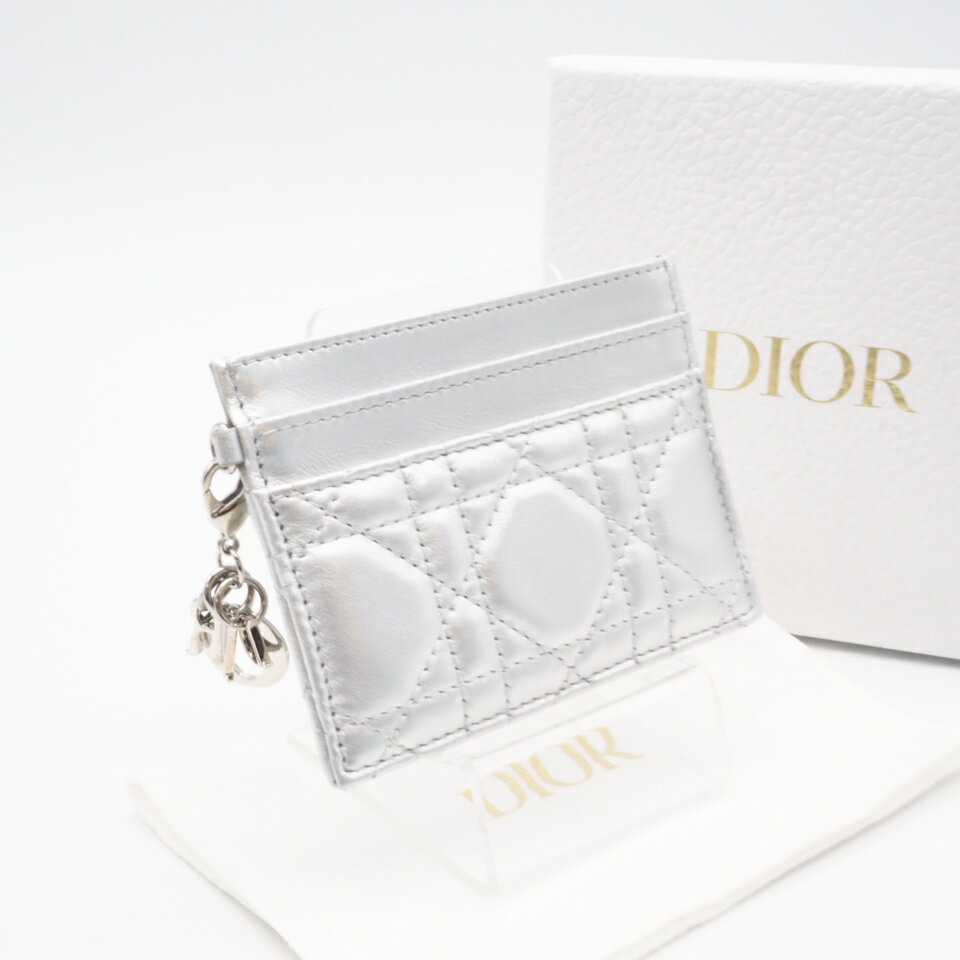 ■ブランド名 Dior ディオール ■品名 フリージア カードホルダー ■シリアル 33-MA-0233 ■型番 S0974PNHN_M090 ■カラー系統 メタリックシルバー ■サイズ W約10.5cm x H約7.5cmx D約0.5c...