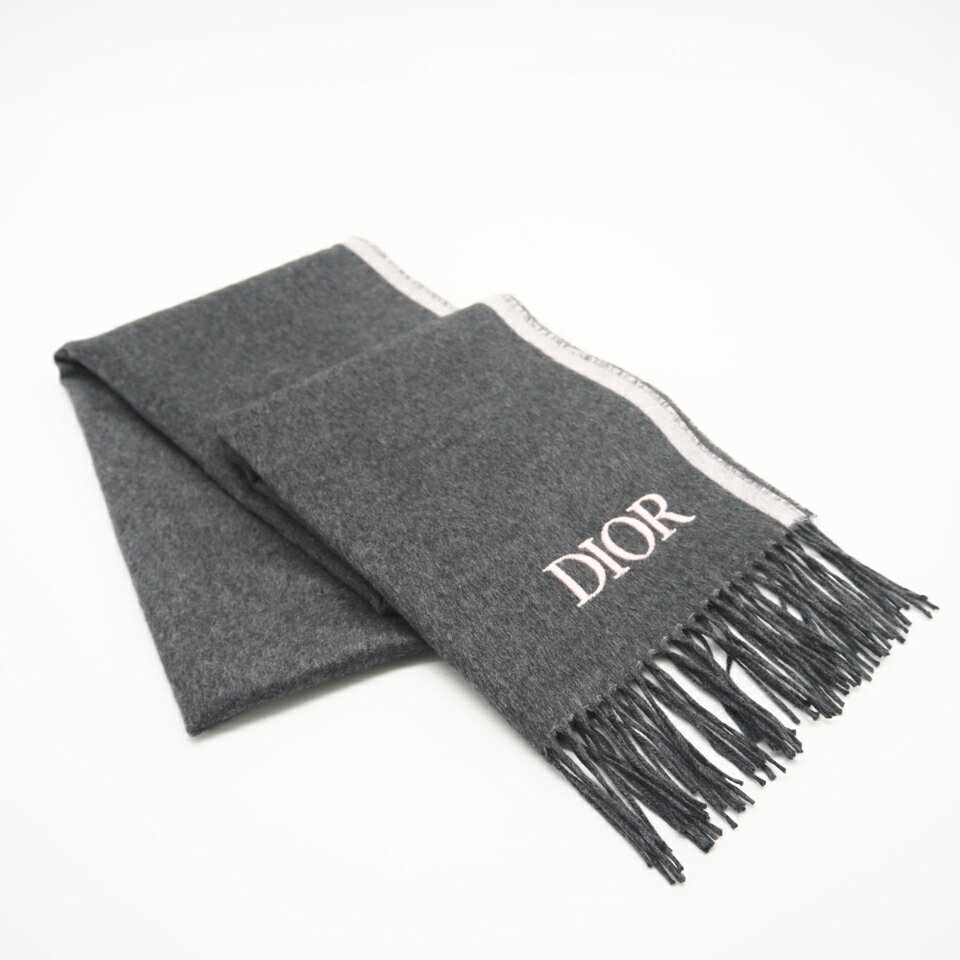 ■ブランド名 Dior ディオール ■品名 ダブルフェース マフラー ■シリアル - ■型番 93E0015DH001 ■カラー系統 グレー・ピンク ■サイズ 全長：約184cm ■重さ 157g ■素材 シルク ■付属品 冊子 ■仕様 ■...