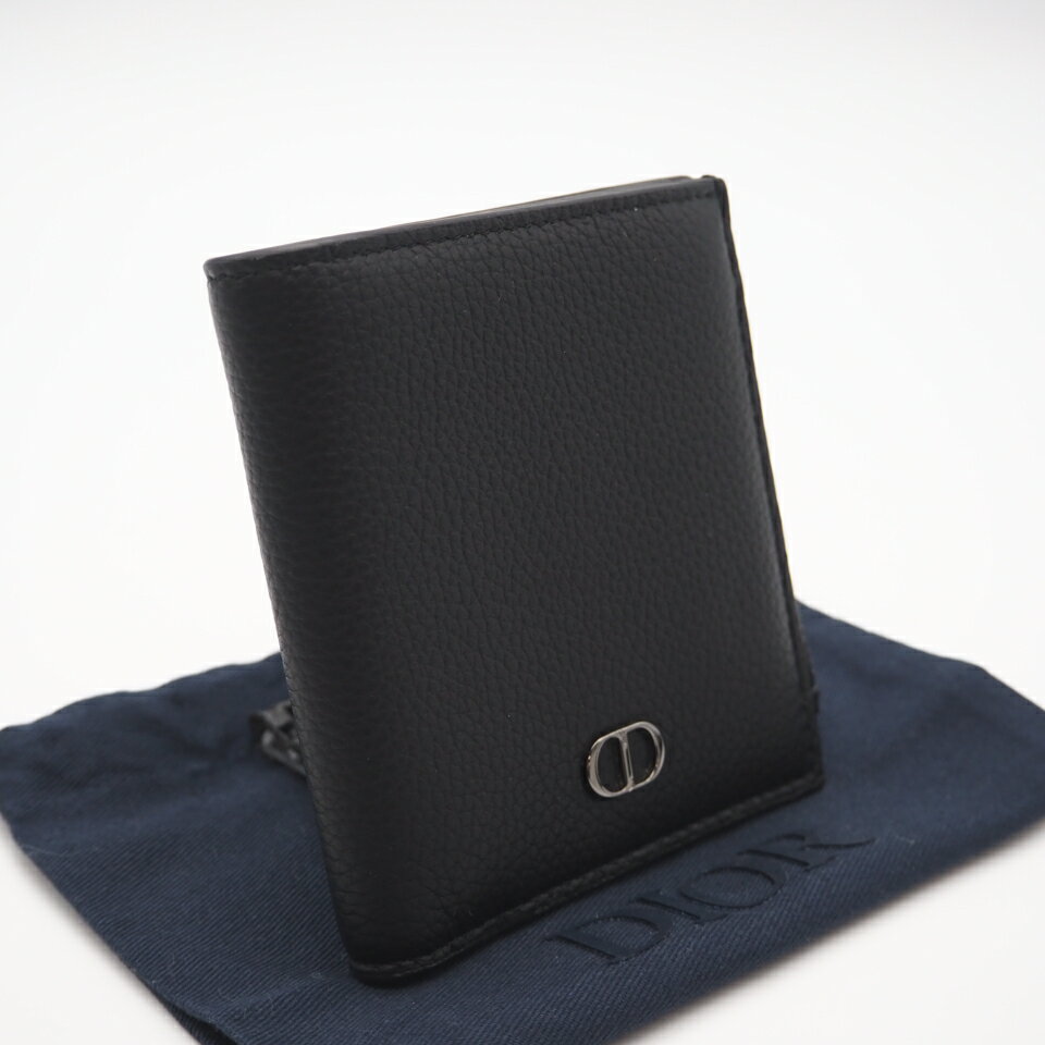 ■ブランド名 Dior ディオール ■品名 2つ折りウォレット ■シリアル 43-MA--0275 ■型番 2ICBC339CDI ■カラー系統 ブラック ■サイズ W約9cm x H約10cmx D約1cm ■重さ 79g ■素材 カーフ...