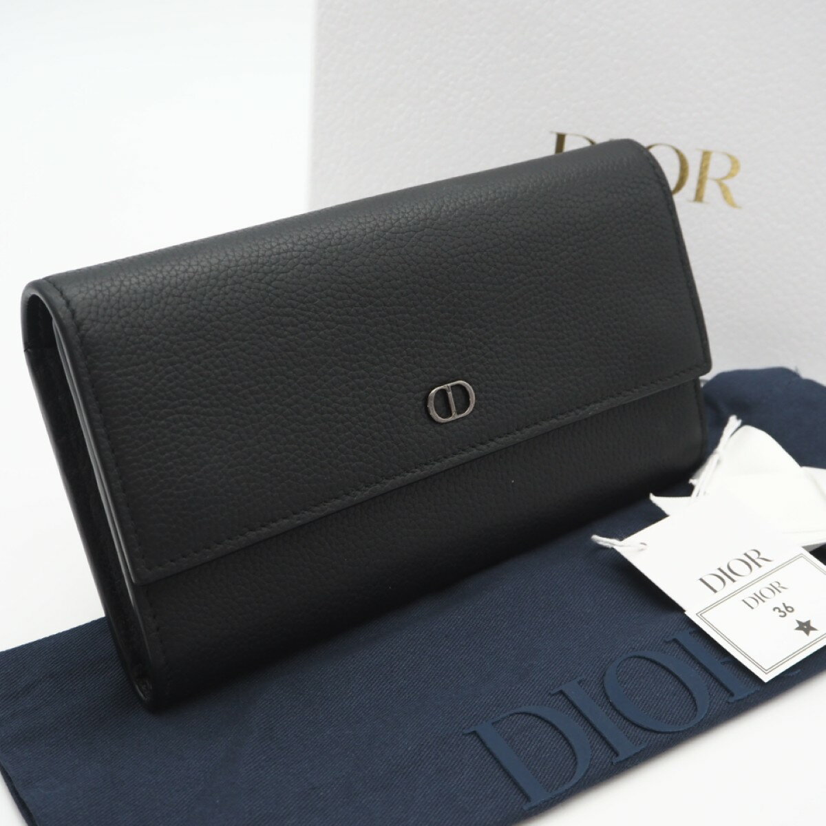 ■ブランド名 Dior ディオール ■品名 ロング フラップウォレット ■シリアル 12-BO-0224 ■型番 2ICBC348IDC_H08G ■カラー系統 ブラック ■サイズ W約20cm x H約11cmx D約2.5cm ■重さ ...