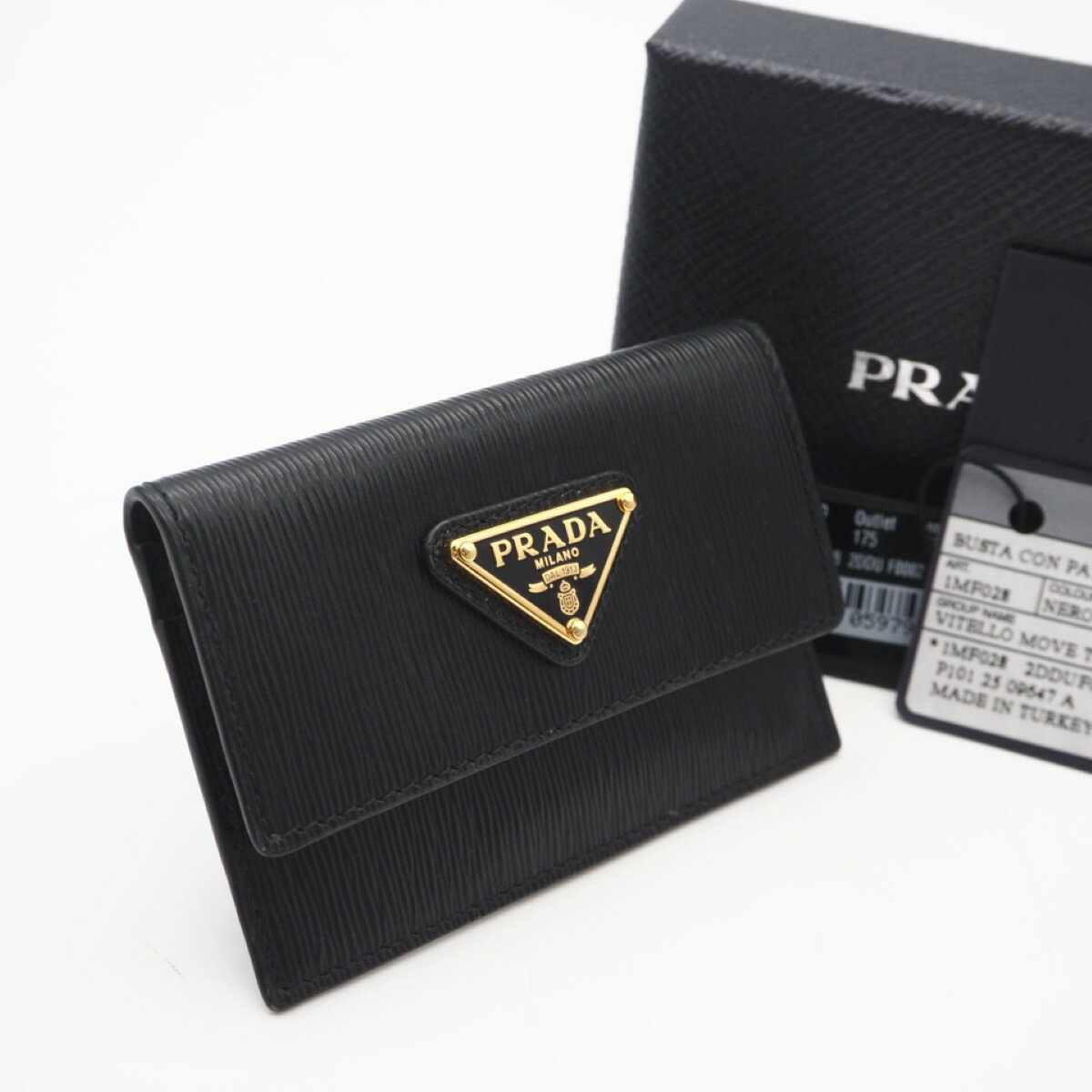 ■ブランド名 PRADA プラダ ■品名 カードケース ■シリアル 107A ■型番 1MF028 ■カラー系統 ブラック ■サイズ W約10cm x H約6.5cmx D約1cm ■重さ 34g ■素材 カーフレザー ■付属品 箱・冊子 ...