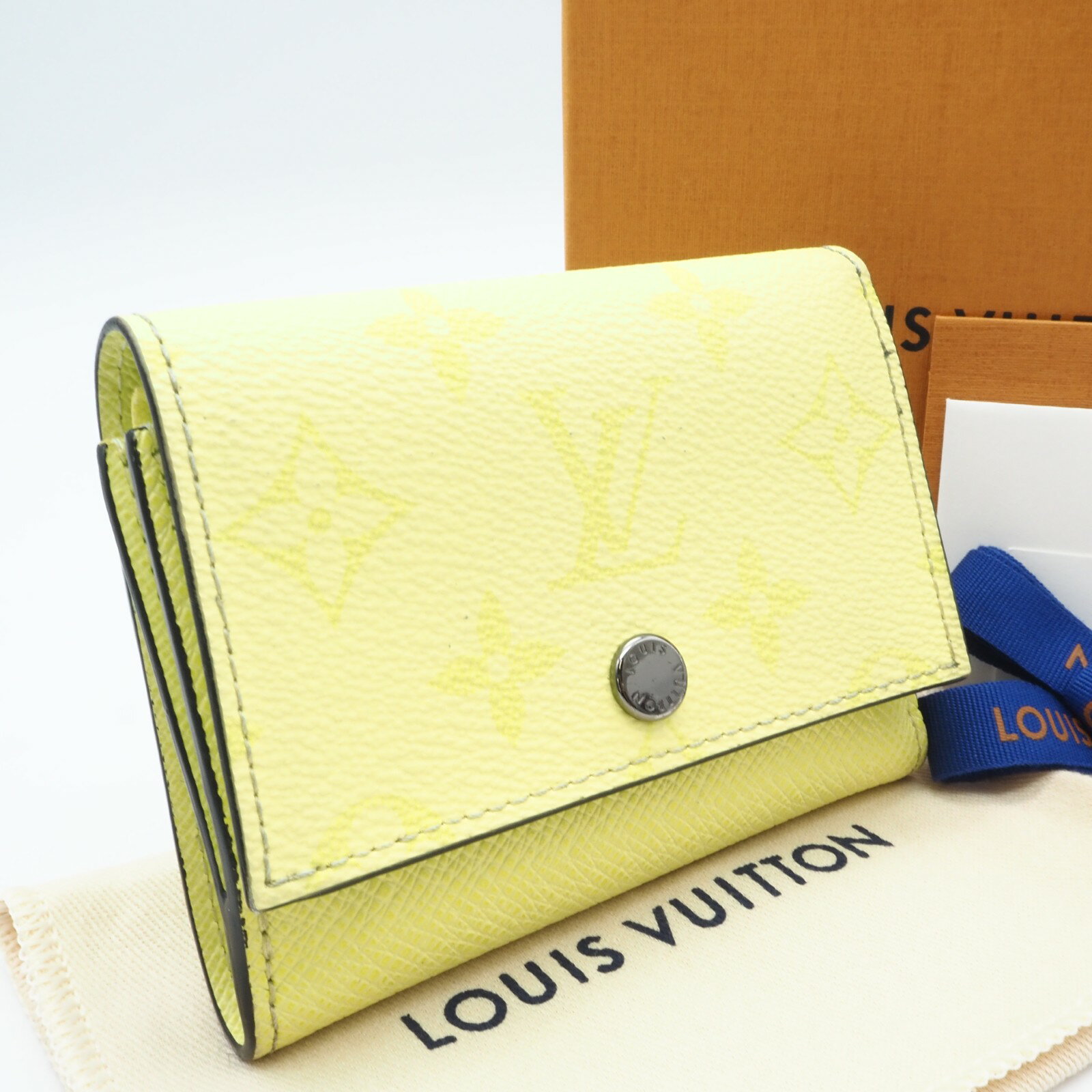 ■ブランド名 LOUIS VUITTON ルイ・ヴィトン ■品名 ヴィクター ウォレット レモン ■シリアル RFID(ICチップ)内蔵の商品のためシリアルナンバーの記載がありません。 ■型番 M14129 ■カラー系統 イエロー ■サイズ...