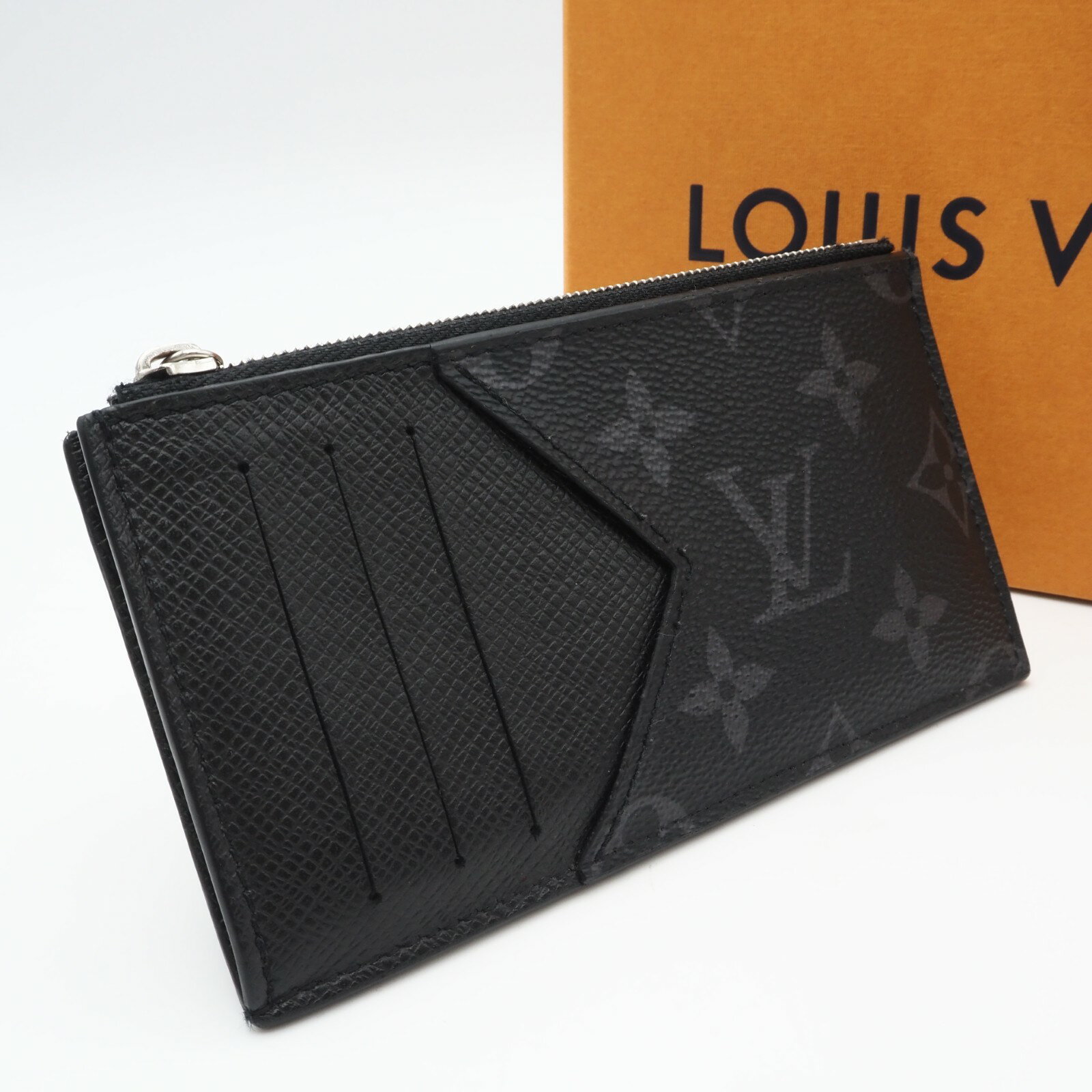 ■ブランド名 LOUIS VUITTON ルイ・ヴィトン ■品名 コインカード ホルダー ■シリアル RFID(ICチップ)内蔵の商品のためシリアルナンバーの記載がありません。 ■型番 M69533 ■カラー系統 ブラック グレー ■サイズ...