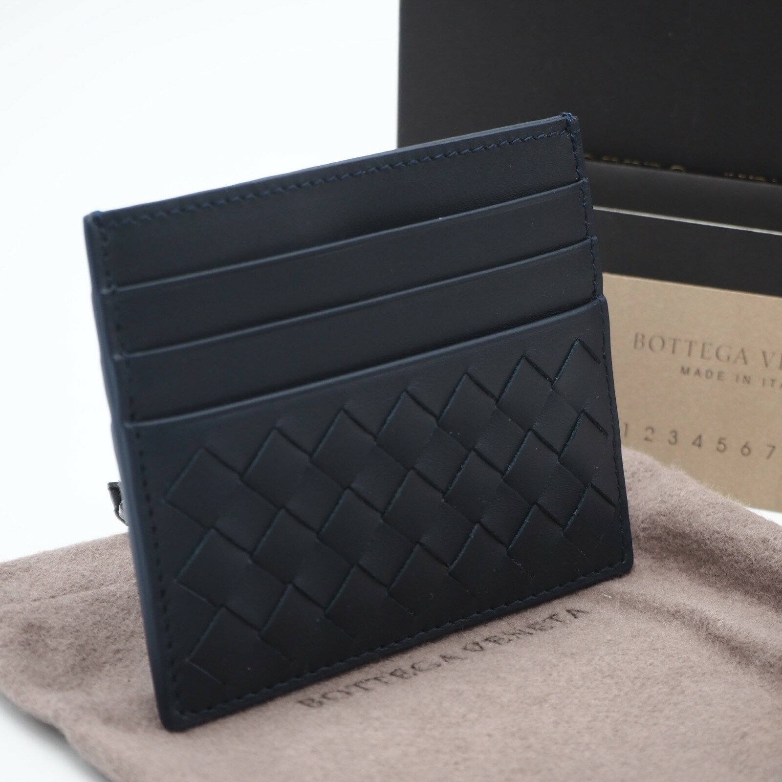■ブランド名 BOTTEGAVENETA ボッテガヴェネタ ■品名 カードケース ■シリアル S017000080 ■型番 162150 ■カラー系統 ネイビー ■サイズ W約9.5cm x H約8cmx D約0.5cm ■重さ 30g ■...