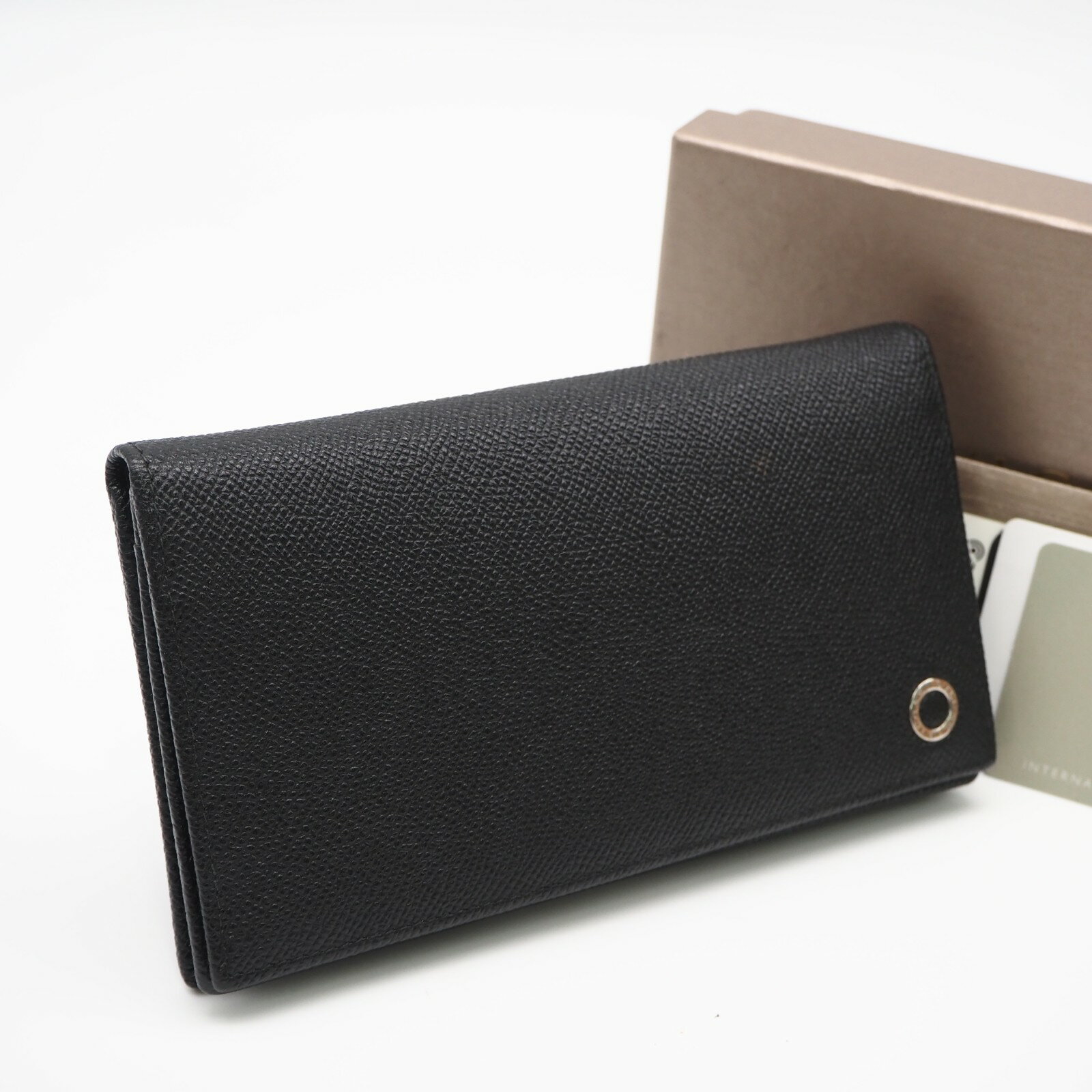 ■ブランド名 BVLGARI ブルガリ ■品名 二つ折り長財布 ■シリアル RFID(ICチップ)内蔵の商品のためシリアルナンバーの記載がありません。 ■型番 30398 ■カラー系統 ブラック ブルー ■サイズ W約17.5cm x H約...
