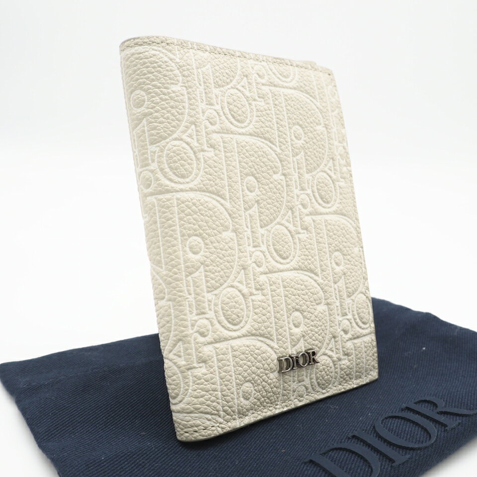 ■ブランド名 Dior ディオール ■ライン ディオール グラビティ レザー ■品名 2つ折りカードホルダー ■シリアル 12BO★0225 ■型番 2ESCH207MLM ■カラー系統 クリーム ■サイズ W約11cm x H約8cmx ...