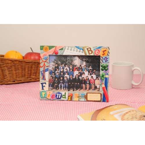 2L判の集合写真にぴったりのサイズです。　タテにすればサービス判が2枚、ヨコには2L判が入ります！　本体（未組立）×1、透明板×1、吊り金具×2、トンボ×4、紙やすり×1、ノンスリップシート×1、工作ボンド（10g）×1　完成サイズ：238...