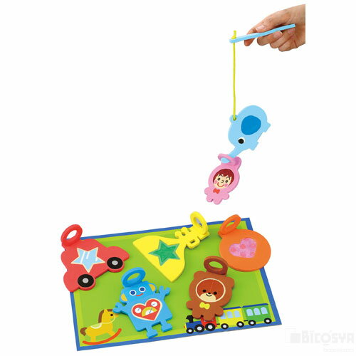 欲しいおもちゃを釣りあげよう サイズ：プレイシート：210×290mm、シール：145×210mm セット内容：EVA本体×7、シール×1、プレイシート×1、ひも×1、木製パーツ×1 重量：140g 材質：EVA、木 おえかきおもちゃばこづ...