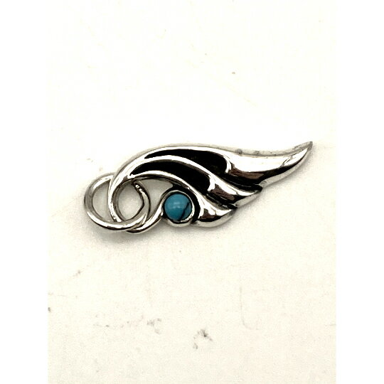 男女兼用。 チェーン無し。 一点限りの販売となっています。自由を象徴する羽根をモチーフにしたシルバーアクセサリーのペンダントトップは、洗練されたデザインと青いストーンのアクセントが特徴です。繊細な曲線と光を反射するシルバーの輝きが、日常の装...