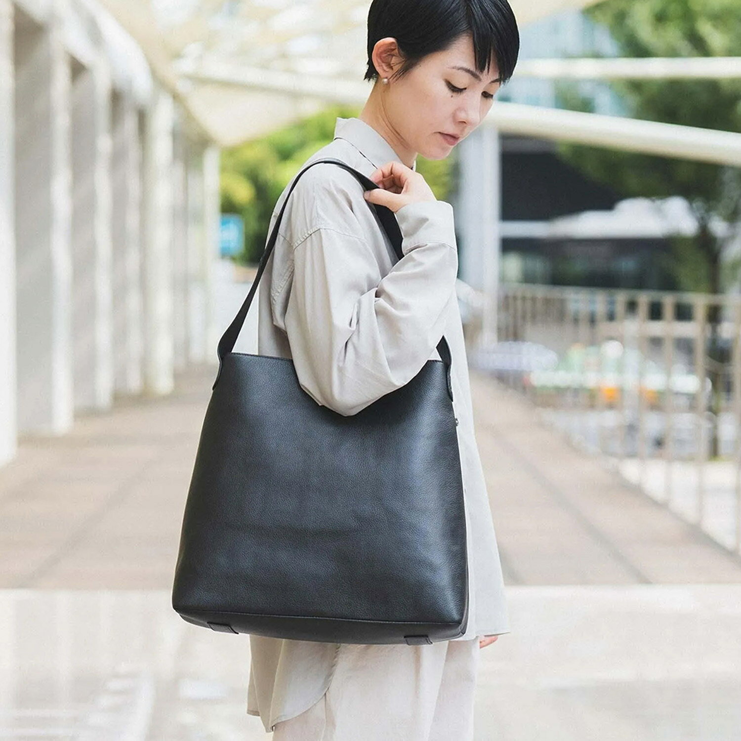 商品説明 【毎日どんどん使いたくなる快適さと、飽きのこないシンプルさが魅力のオリジナルテーブルウェアブランド DO】 牛革の上品なシボ感が美しい、大人の表情のショルダーバッグを作りました。montagne(モンターニュ)とは、フランス語で「...