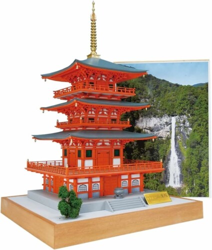 ウッディジョー 1/75 青岸渡寺 三重塔 木製模型 組み立てキット (建物) 木材を主材料とした未塗装木製組み立てキット、別途、工具、塗料等が必要。 完成時サイズ:全幅250mm / 奥行250mm / 全高380mm (飾り台含む) 材...