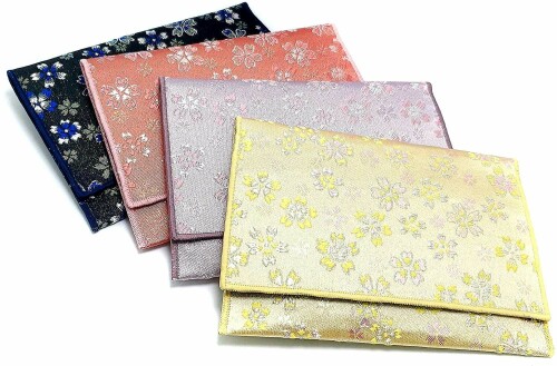 漆ぷろだくと 念珠入 念珠袋 桜金襴 紫 桜模様を丁寧に織り込んだ品のある念珠袋です。見る角度によって煌めきが優美に変化いたします。宗派を問わずご利用いただけます。 【寸法】15.5cm×10.6cm 【柄/色】金襴桜/紫 【材質】ポリエス...