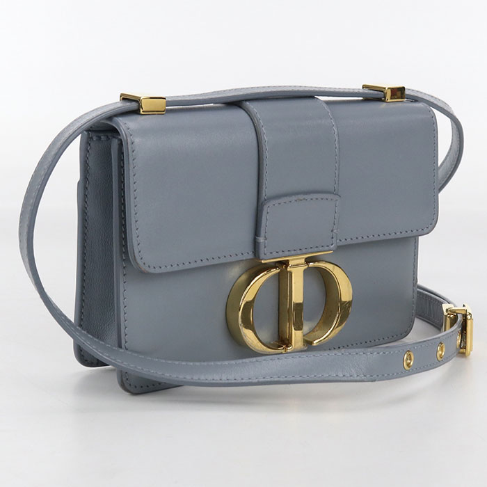 DIOR（ディオール） DIORはフランス生まれの老舗ブランドです。設立者であるクリスチャン・ディオールは、リュシアン・ルロンのファッションハウスデザイナーとして活動したのち、1945年に彼自身のブランドを設立しました。ウェアはもちろんバッ...