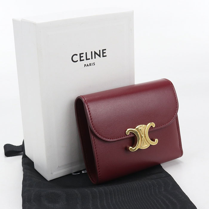 CELINE（セリーヌ） 1945年、女性実業家セリーヌ・ヴィピアナ(Celine Vipiana)が夫、リチャードとともに開いた皮革の子供靴専門店が発祥のフランスのファッションブランド。その作品は上流階級を中心に受け入れられ、60年代には...