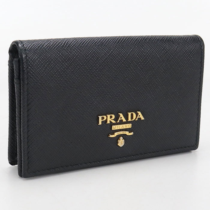 PRADA（プラダ） 1913年、マリオ・プラダの手により、イタリア・ミラノで開業したのが始まりです。その高いクオリティはやがて人々の注目を浴び、イタリア王室御用達ブランドにまでなりました。1996年には逆三角形のロゴプレートを付けたコレク...