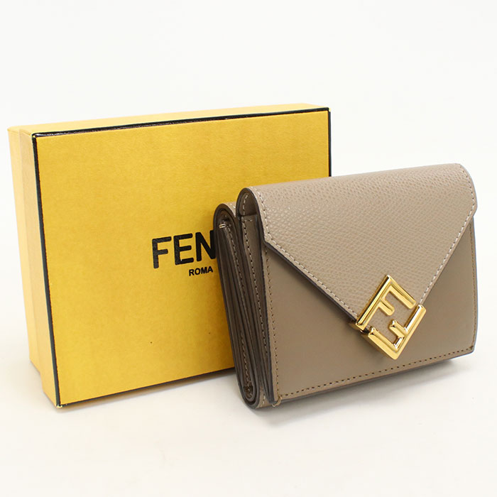 FENDI（フェンディ） 1295年にフェンディ夫妻によって設立されたイタリアのファッションブランド。46年には長女がブランドに携わり、その後二女三女も加わり、以降家族でフェンディブランドを作り上げてゆきました。1965年に主任デザイナーに...